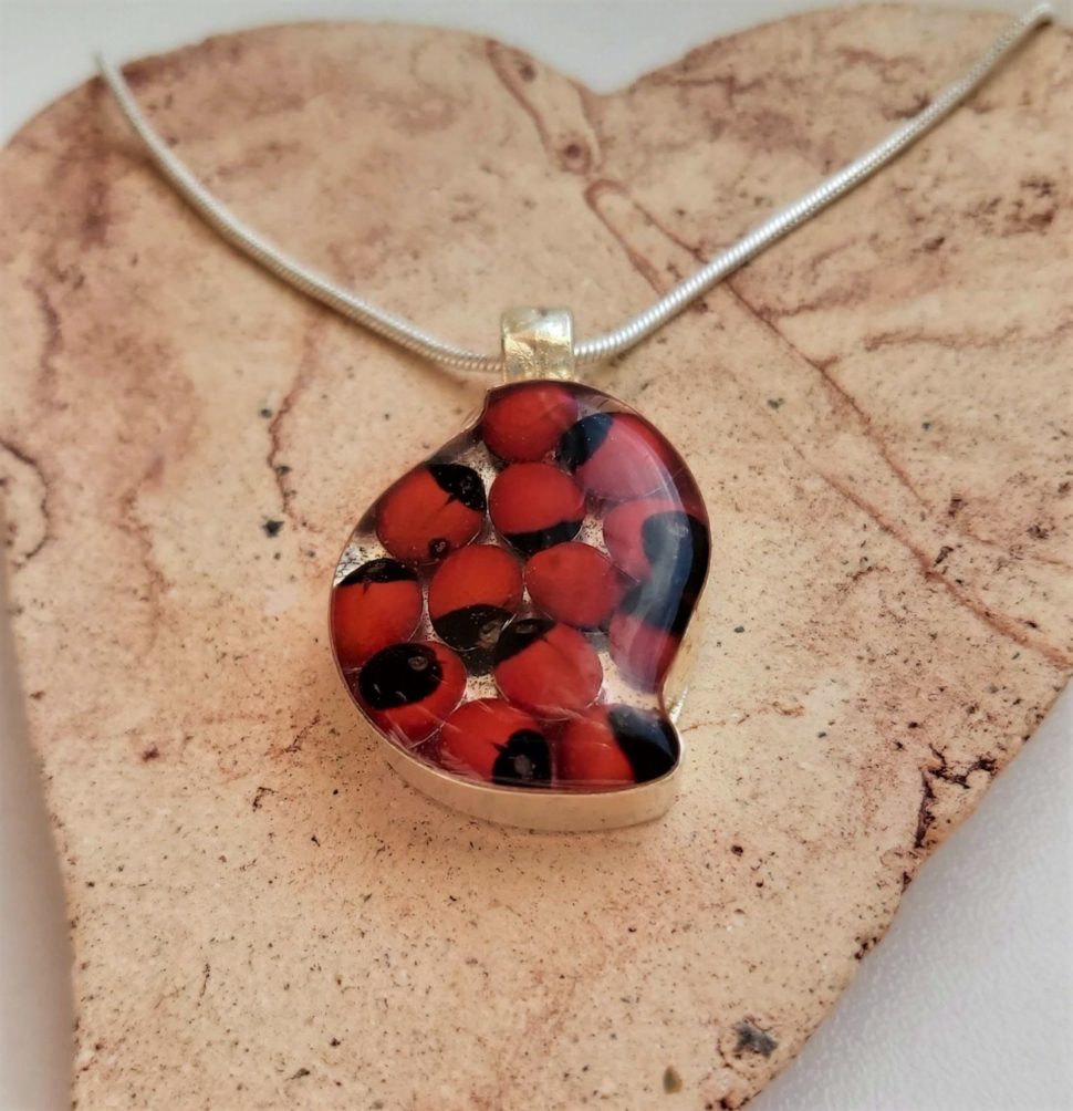 Přívěsek huayruro – vlna | Cestujeme po Peru